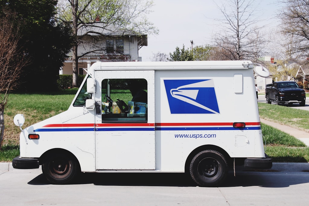 Tell Amazon: Don’t privatize delivery or undermine USPS! | MoveOn